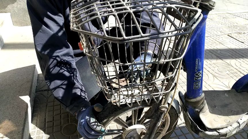 电动车发生过小碰撞后前轮拐弯就摩擦,方向柱已变形要更换或校正