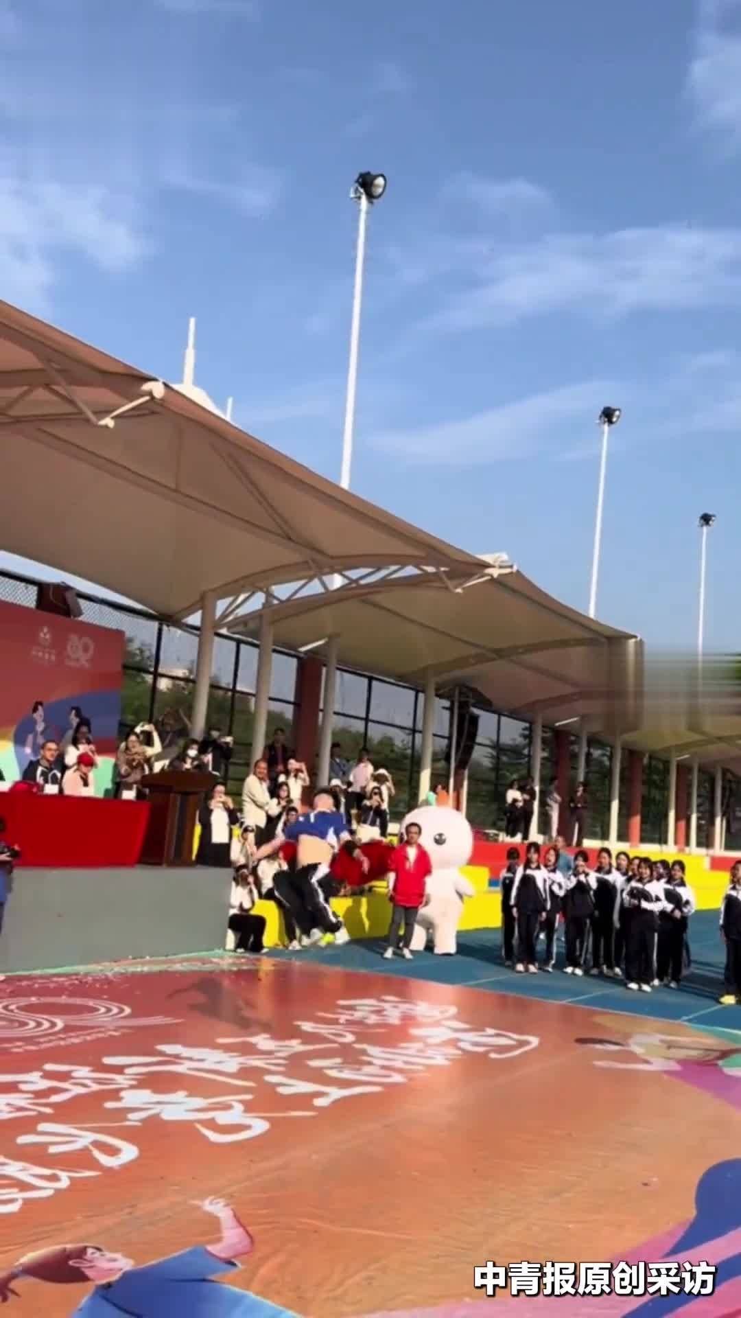 初一男生在学校运动会上表演街舞,全场同学老师欢呼声不断!