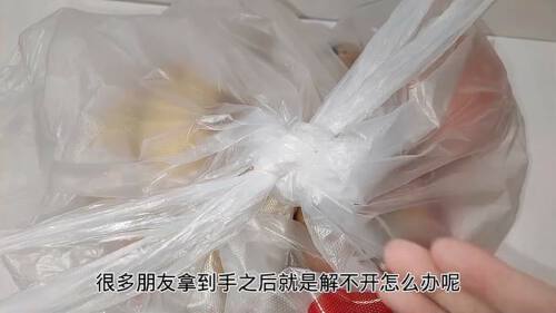 塑料袋死结难解?1秒学会神技巧!转一转秒开,太实用了