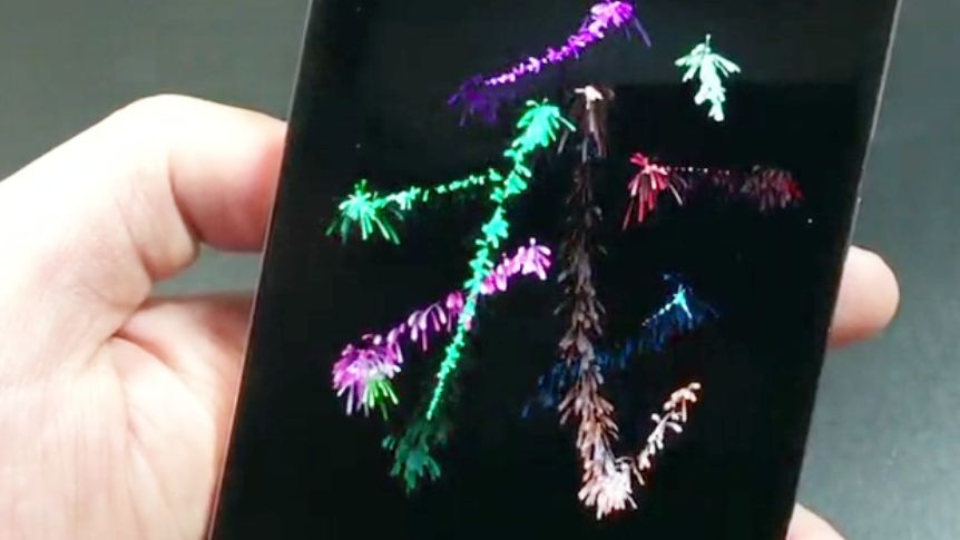 打开手机这个功能,烟花在手机上随手指流动,好看到不想放下手机