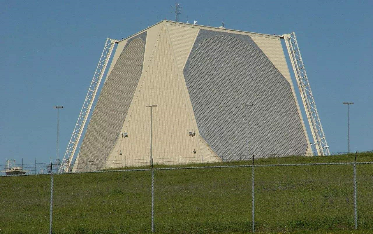 美家门口突现超级雷达,探测范围覆盖全美,战机导弹全被看光