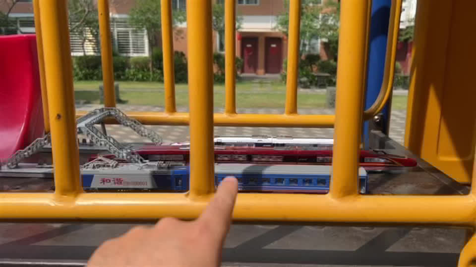 游乐场滑梯上发现了好多的模型玩具车,有复兴号高铁动车
