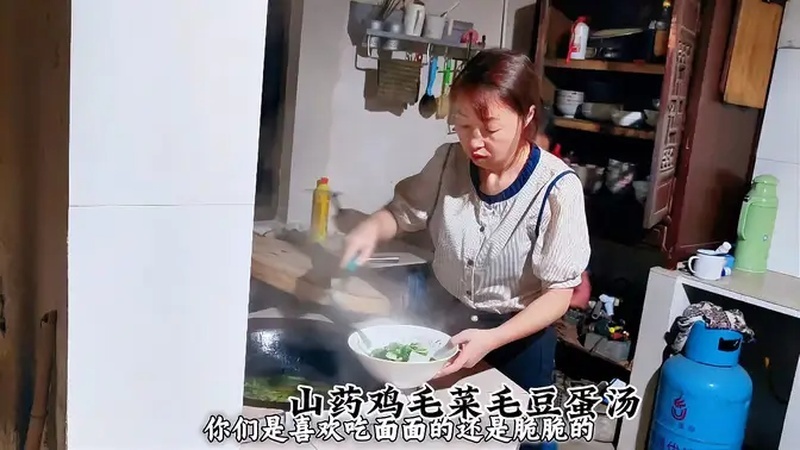 表哥拿来了自家种的山药,这么煮汤真鲜,你们刮山药皮会痒痒吗