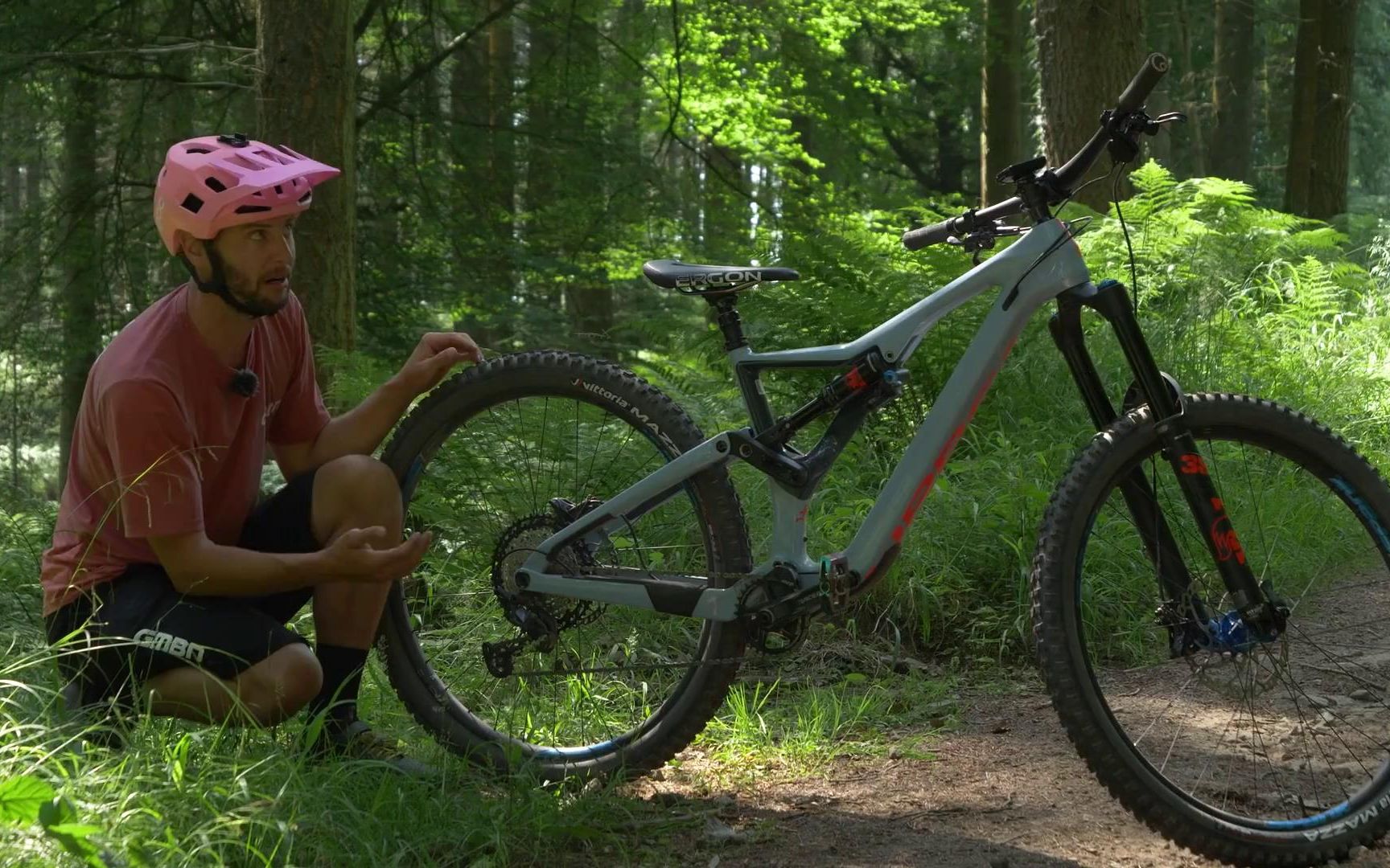 如何在树林中修复损坏的山地车变速线丨路边紧急维修