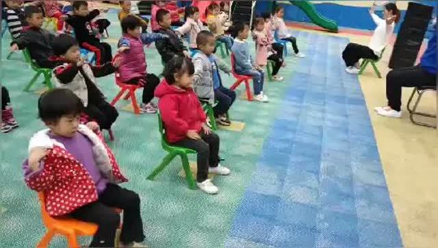 女儿的运动会舞蹈,刚上学的小朋友跳这样已经不错了,宝妈很知足