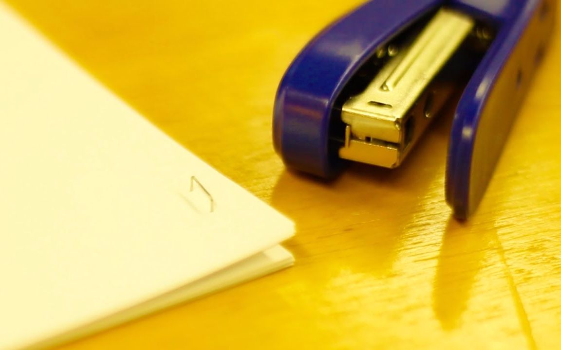 生活小窍门:用订书机订厚厚一叠纸的秘诀!