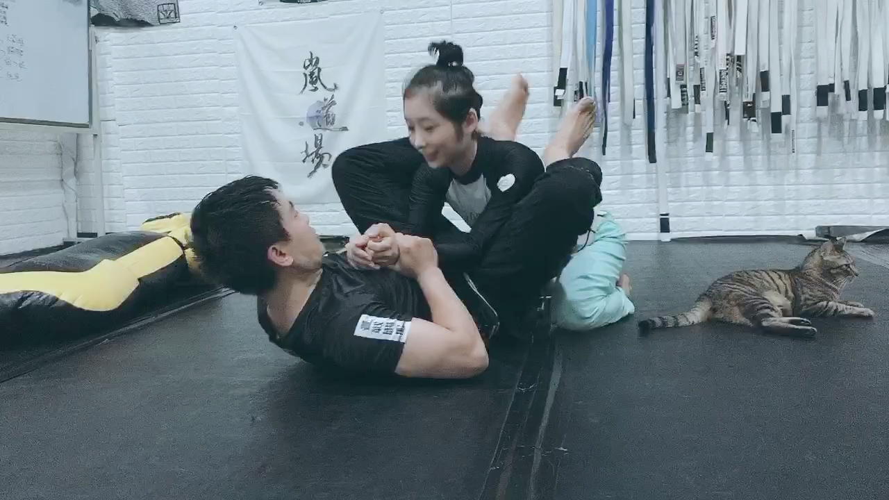 巴西柔术被人用三角锁锁住挠对方脚心可以逃脱吗?