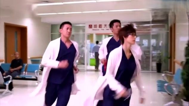 大结局:急诊科医生时刻忙碌在前线,奔跑的背影堪称最美背影