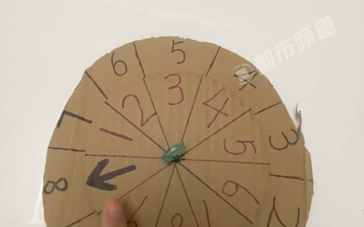 女孩自制计算器出租给同学…