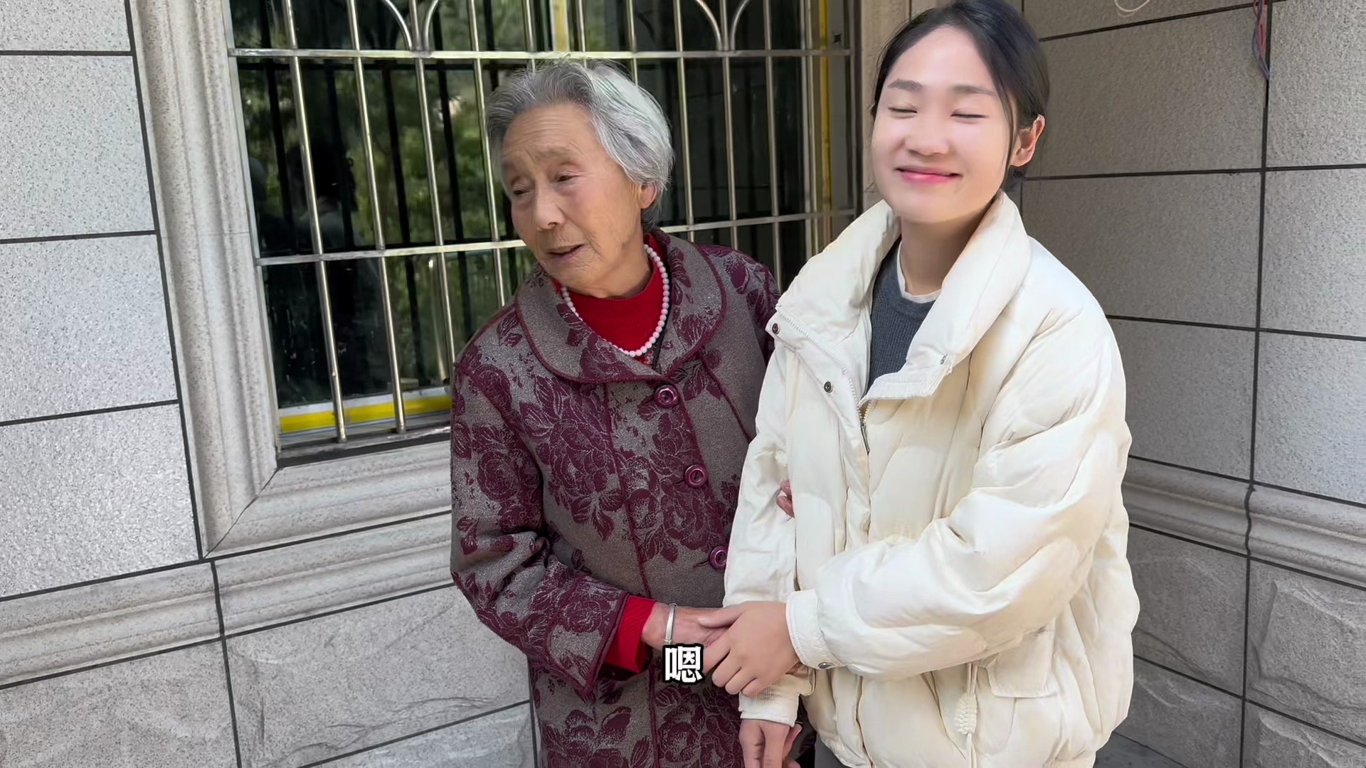 越南媳妇一家惜别中国女婿家,奶奶抱着秋秋哭到哽咽:中国也是你的家