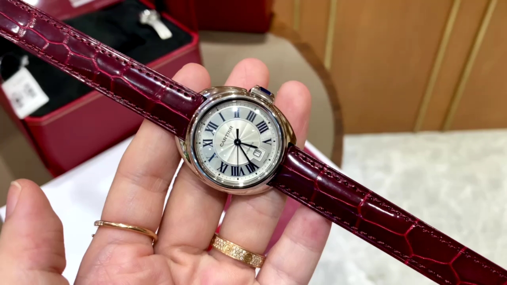 卡地亚钥匙系列时标和剑形蓝钢指针,嵌一颗蓝宝石,雕纹表盘上带有...