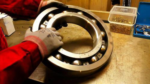 轴承里的滚珠如何放进去,轴承钢是何种材料