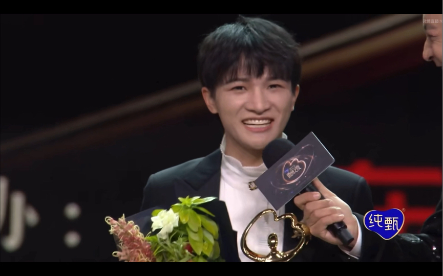 周深 微博之夜2022 微博年度男歌手 微博年度音乐人 领奖cut ...