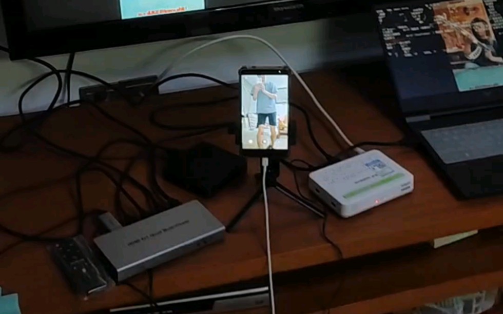 用画面分割器快速切换电视信号源