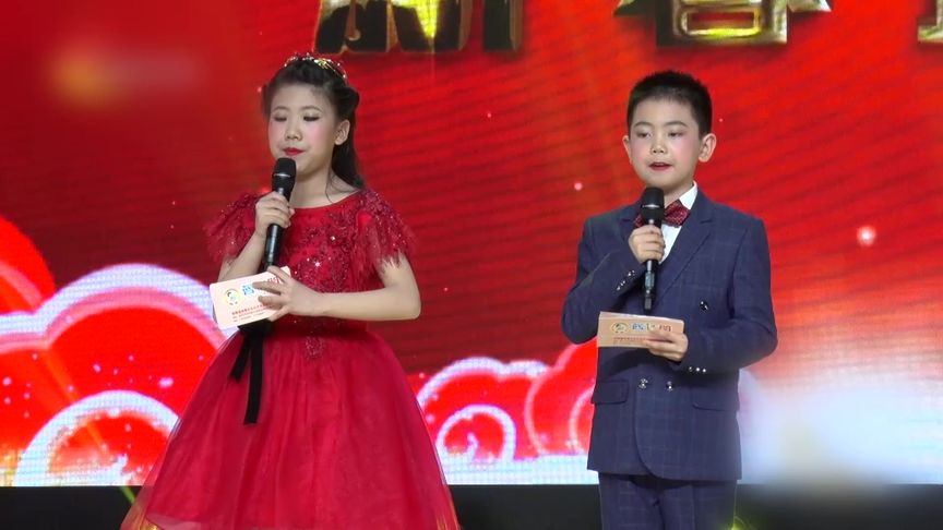 萌娃们表演《礼仪之邦》,舞蹈整齐划一,一个个都是小美人儿!