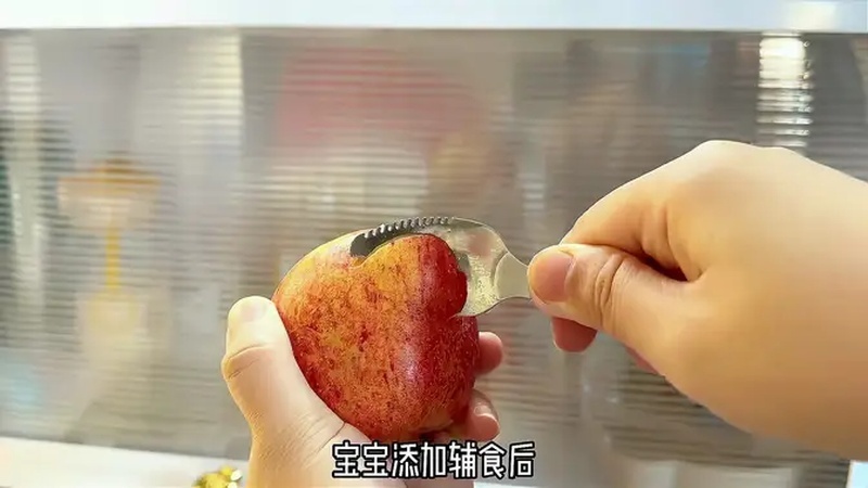 宝宝4 6个月就可以添加辅食吃水果了,这个刮泥勺刮的细腻好消化
