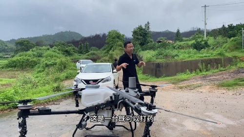 实拍大疆T70P无人机,不仅能装水还能吊运,价格才4万多