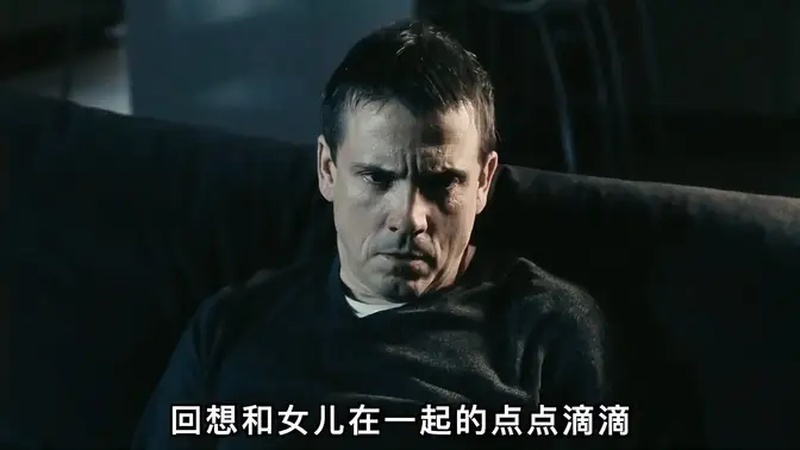 男人抬起手中的大铁锤,对着侵害女儿的凶手狠狠地砸了下去