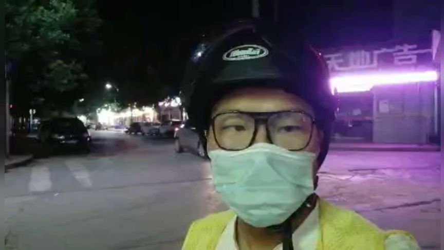 外卖小哥遇车祸,到底发生什么大事带伤上班不敢休息,媳妇为啥哭