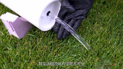 正在流动的水,为何看起来像静止一样,背后蕴含着什么原理