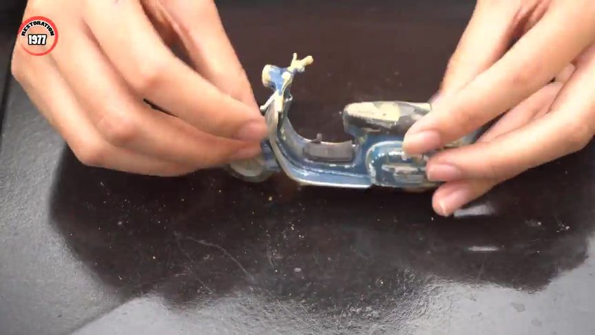 美女姐姐修复踏板摩托车模型,这手艺真赞,关键是这手真漂亮