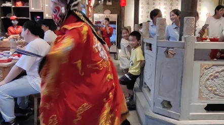 蜀大侠火锅店吃饭,还有民间表演看