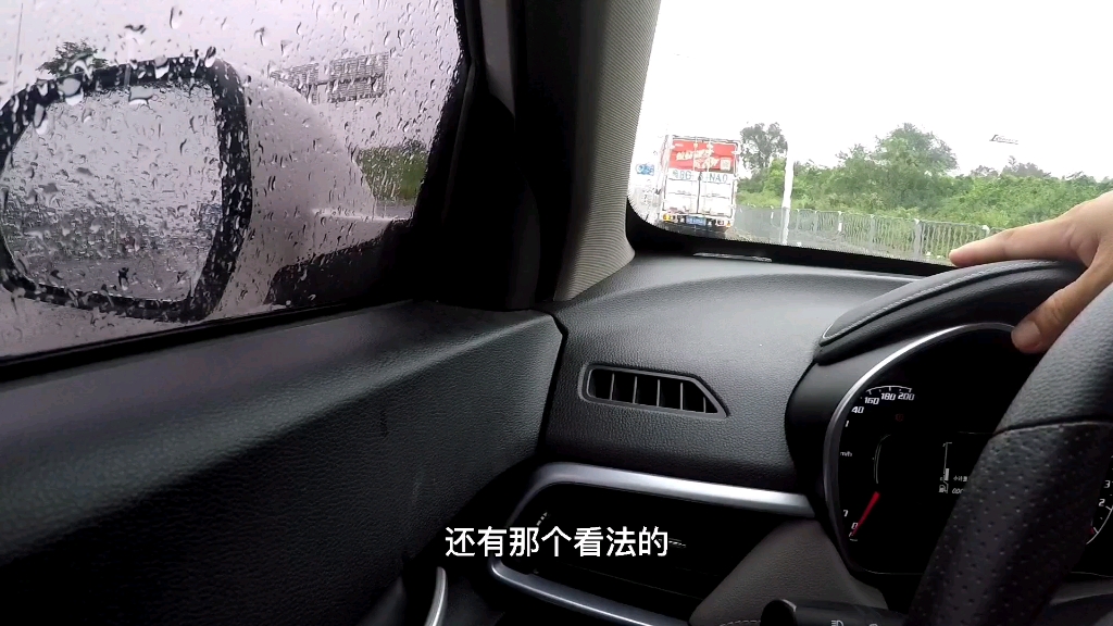 手动挡驾驶左右脚的操作问题,你怎么看?