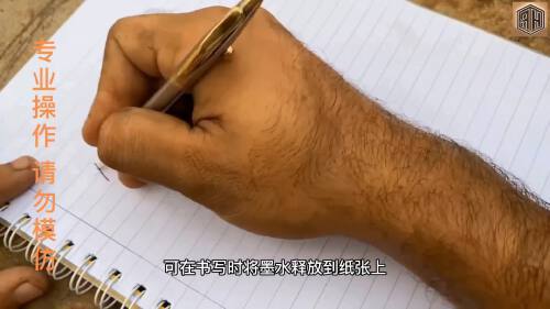 用一根生锈的螺栓,制作了一支漂亮的圆珠笔,还制作了笔套