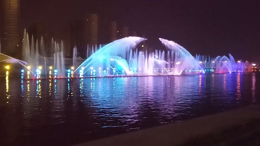 呼和浩特这个地方的音乐喷泉开始表演啦,晚上八点开始