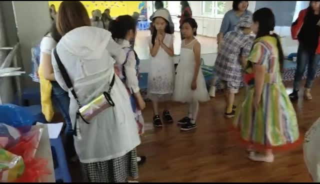 社区公益活动:孩子们的“维密秀”