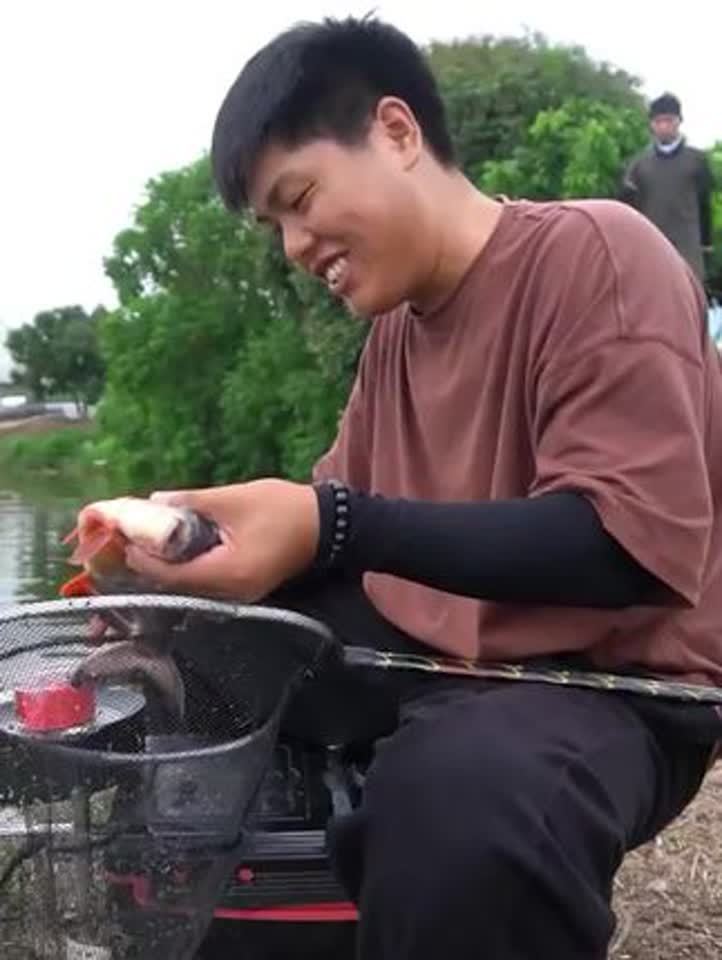 这鱼塘老板想收我鱼竿钓鱼人