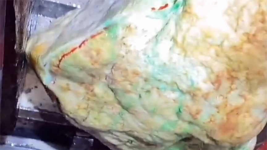 木那杨梅皮翡翠原石,一刀切开爆色,什么都有了!