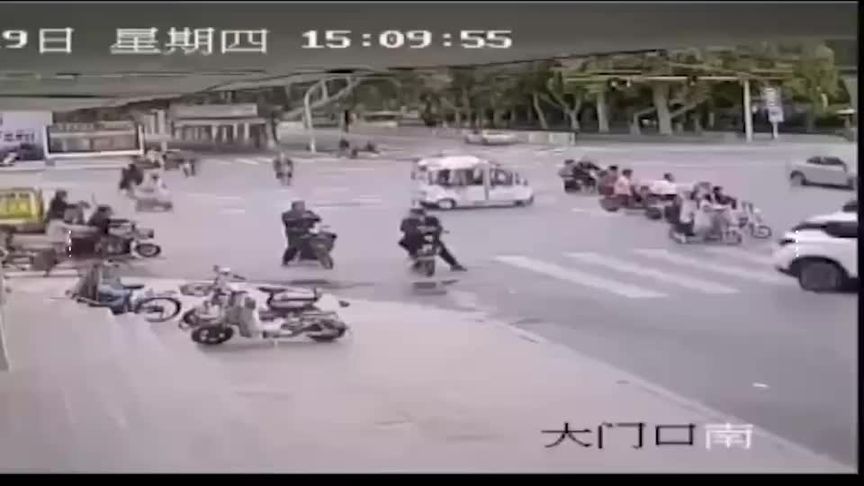 邯郸一辆白色轿车疑抢信号灯撞飞行人,致一死三伤