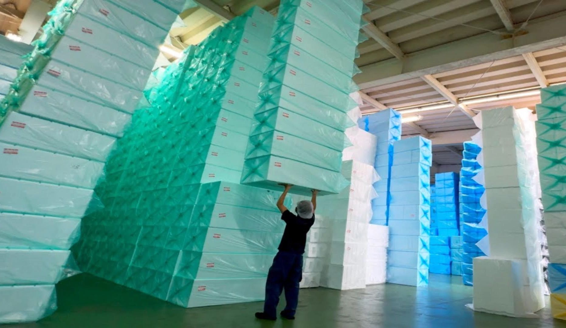 生产泡沫塑料盒的过程。日本一家古老的泡沫塑料工厂