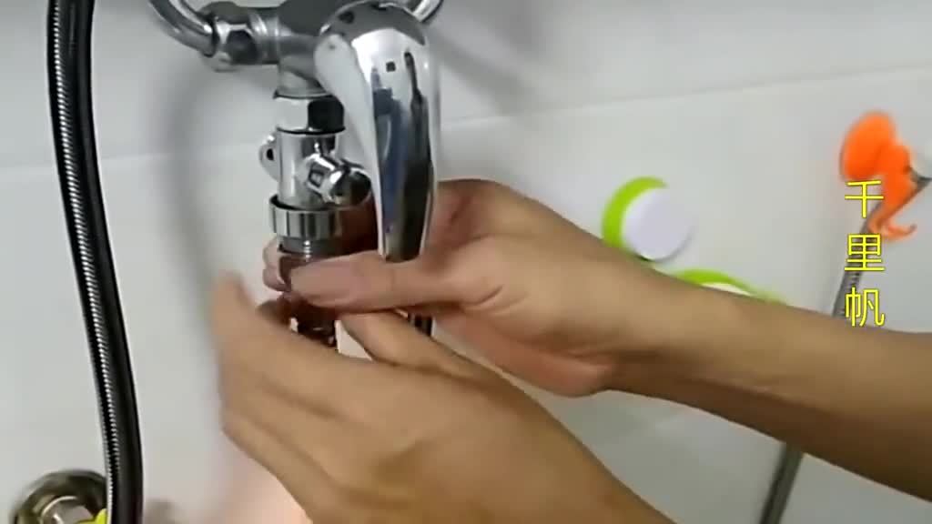 家用热水器一个花洒不方便,这样安装顶喷,简单又省钱