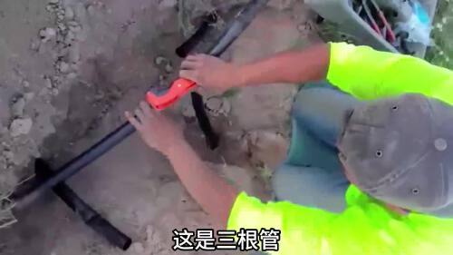 国外水电工接PE水管,从来不热熔,一插一夹快速搞定,开眼界了