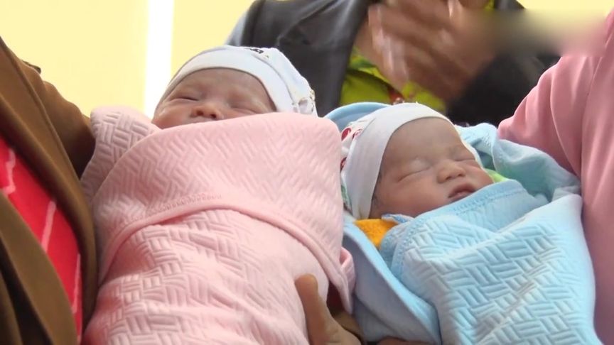 好可爱!刚刚出生的龙凤胎宝宝,当父母肯定心里很开心!