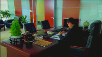 小曼做错事向领导认错,并且递上了辞职信,领导表情亮了