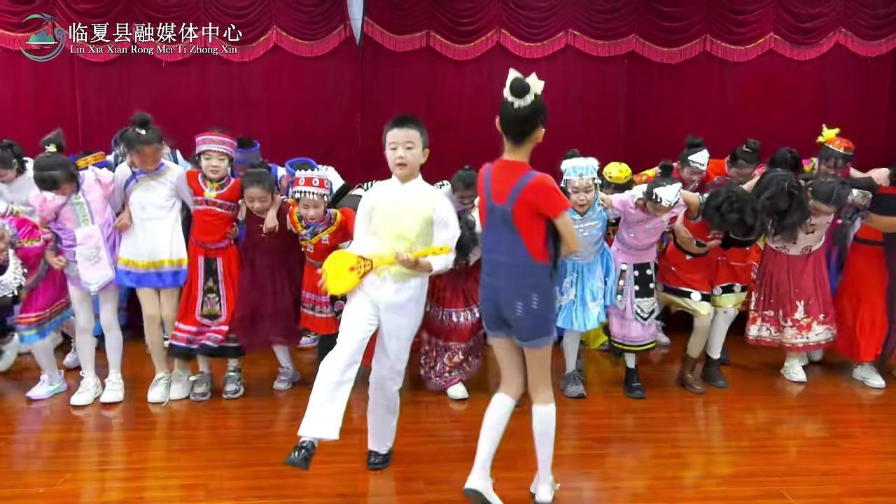 临夏县中小学学生3·5学雷锋志愿服务走进特殊教育学校,开展送温暖...