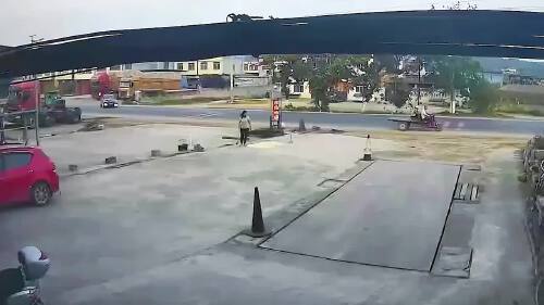 随意变道还路怒,直接送他全责惊险一幕 惊险时刻 交通事故 行车安全