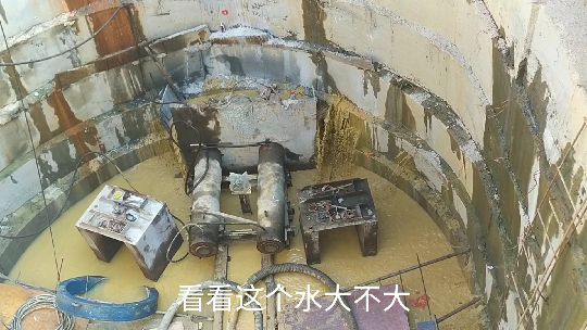 第一次见这种顶管的,把管拖出来好大的水,没见过水从这地方冒出