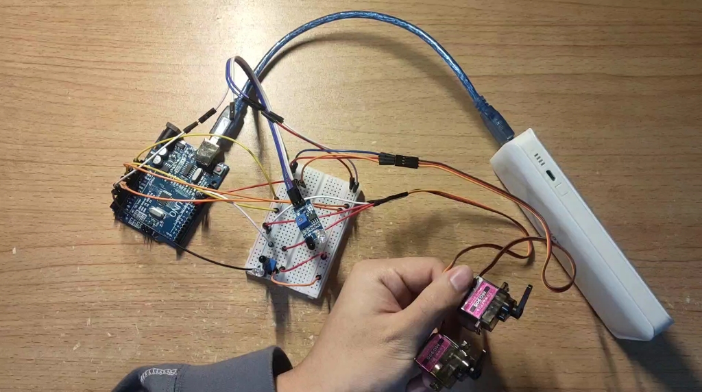 使用Arduino开发板的避障小车基本原理演示