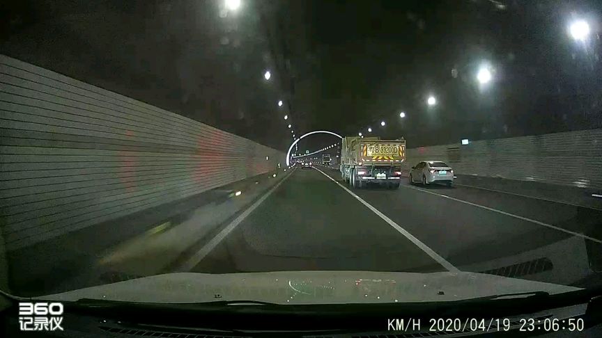 高速公路上的BYD电动重卡
