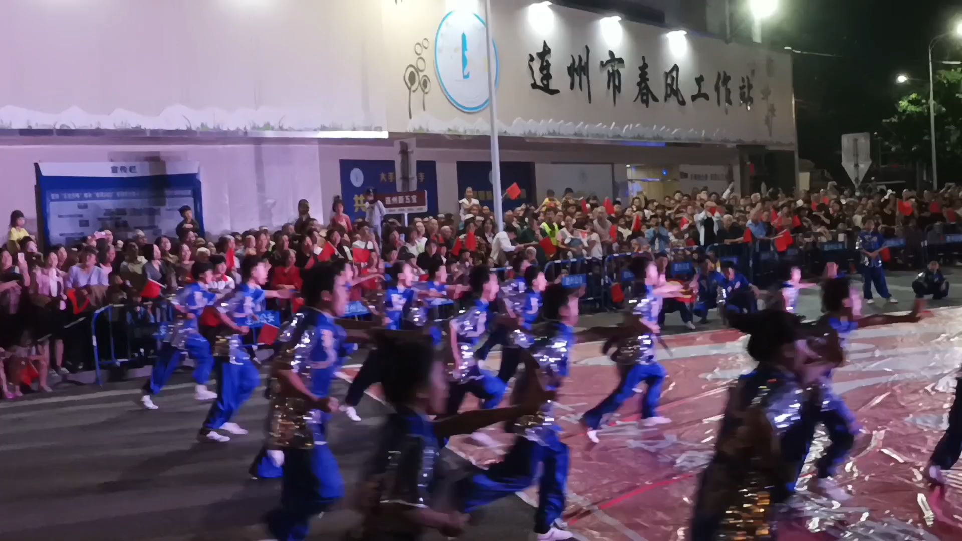 连州市武术学校学生,表演武术