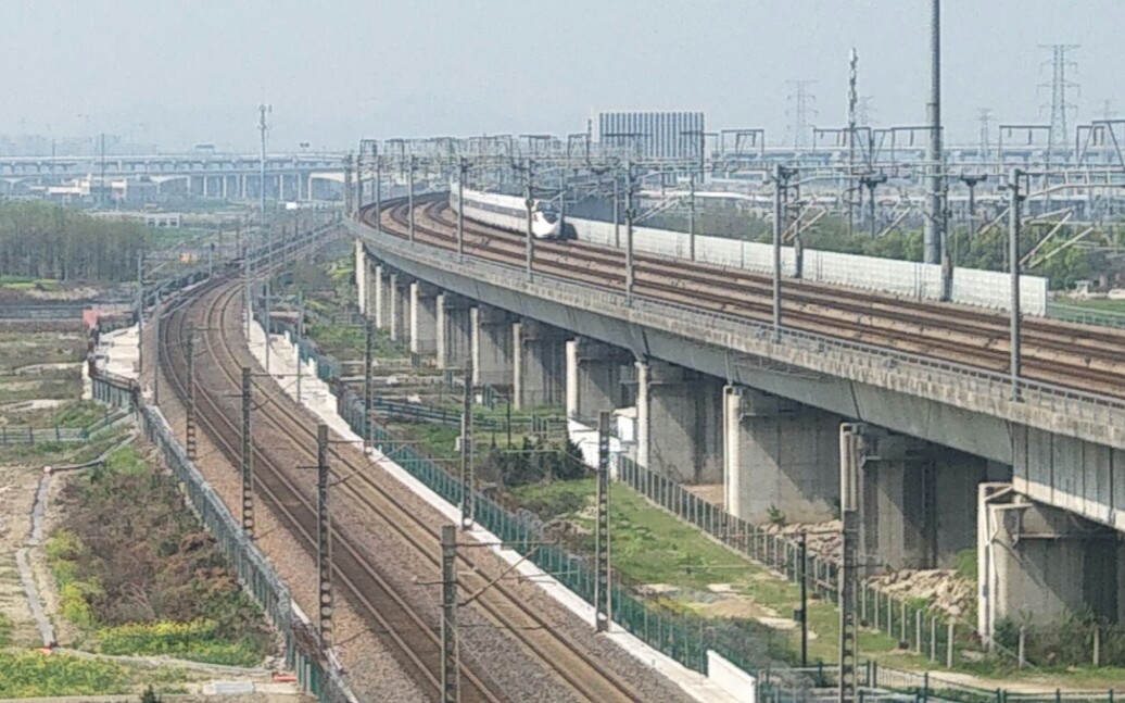 G197次列车通过(有素材了,喜)