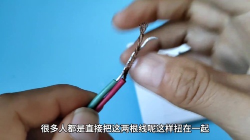 电工警告:连接铜铝线竟然引发火灾,这种插座使用方式才是真正安全的...