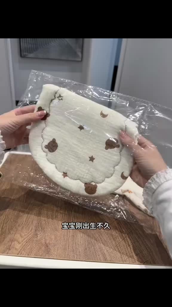 刚出生的宝宝,一定要准备一个这样的云片枕,可以很好的贴合宝宝的...