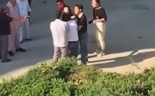 上海两小学生打闹引发爸爸约架,一人头被敲破,聊天记录曝光令人无语,...