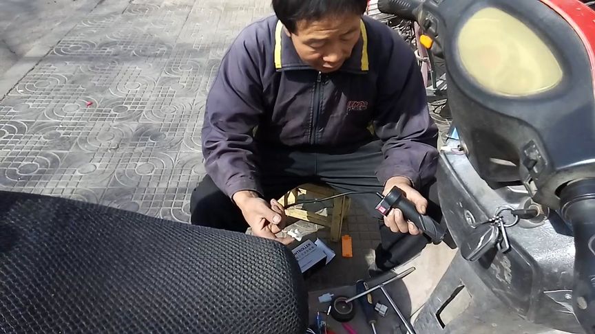 电动车的三档变速损坏没必要花钱换新的,师傅教你一招快速解决