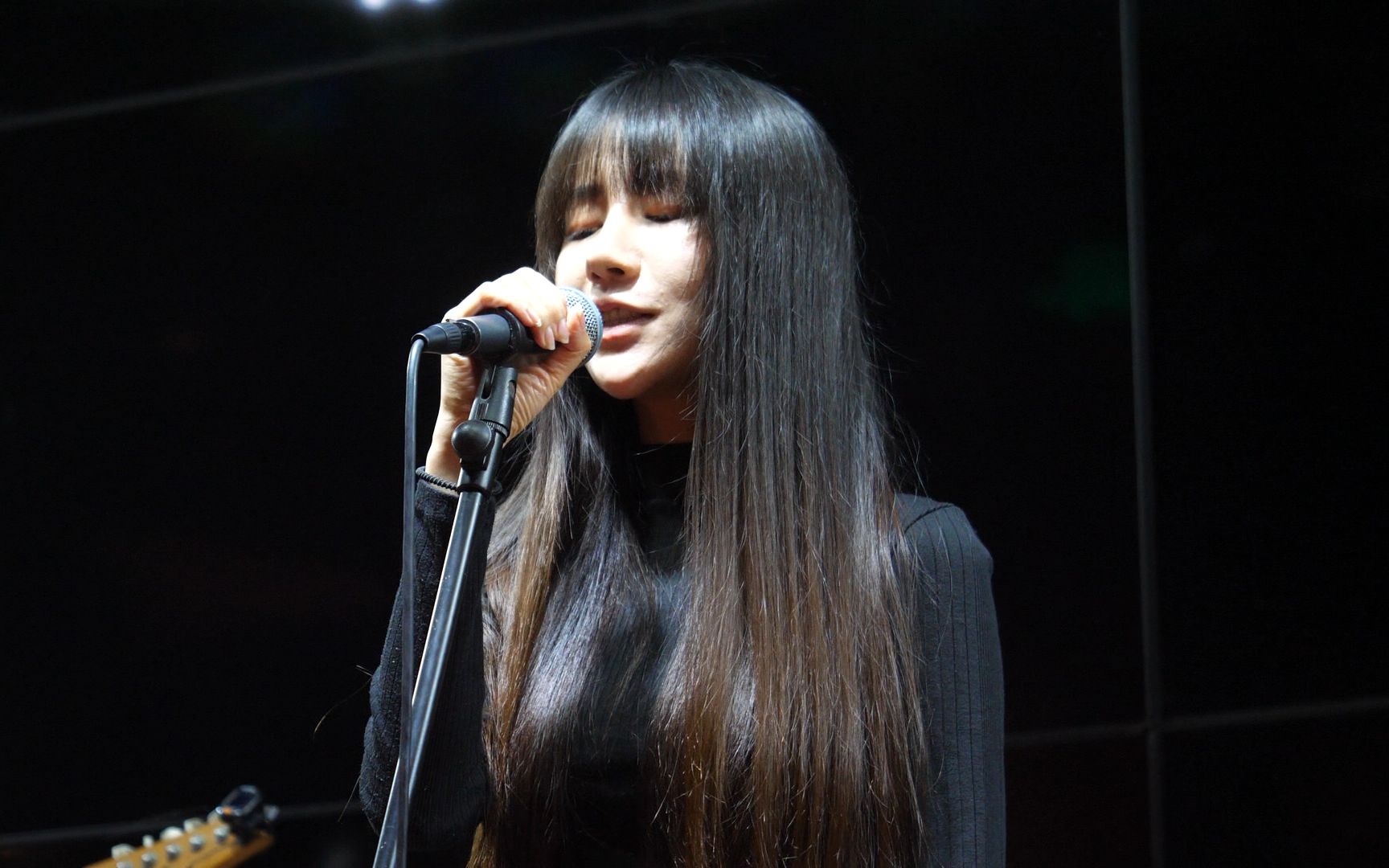 美女深情演唱林宥嘉《残酷月光》,独特的嗓音让人回味悠长